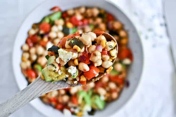 Топла салата от нахут и авокадо - Рецепти