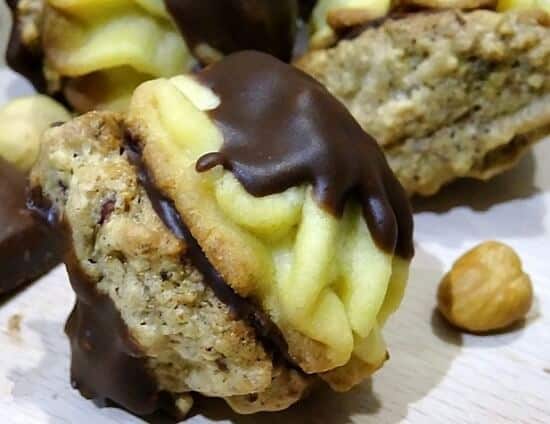 Топящите се в устата шоколадови жълъди слагат в малкия си джоб купените ...