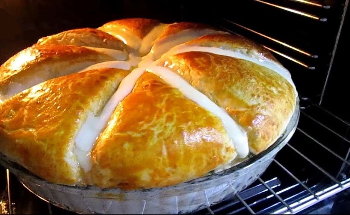 Тази питка буквално прелива от тавата! А плънката ѝ е един път! - Рецепти